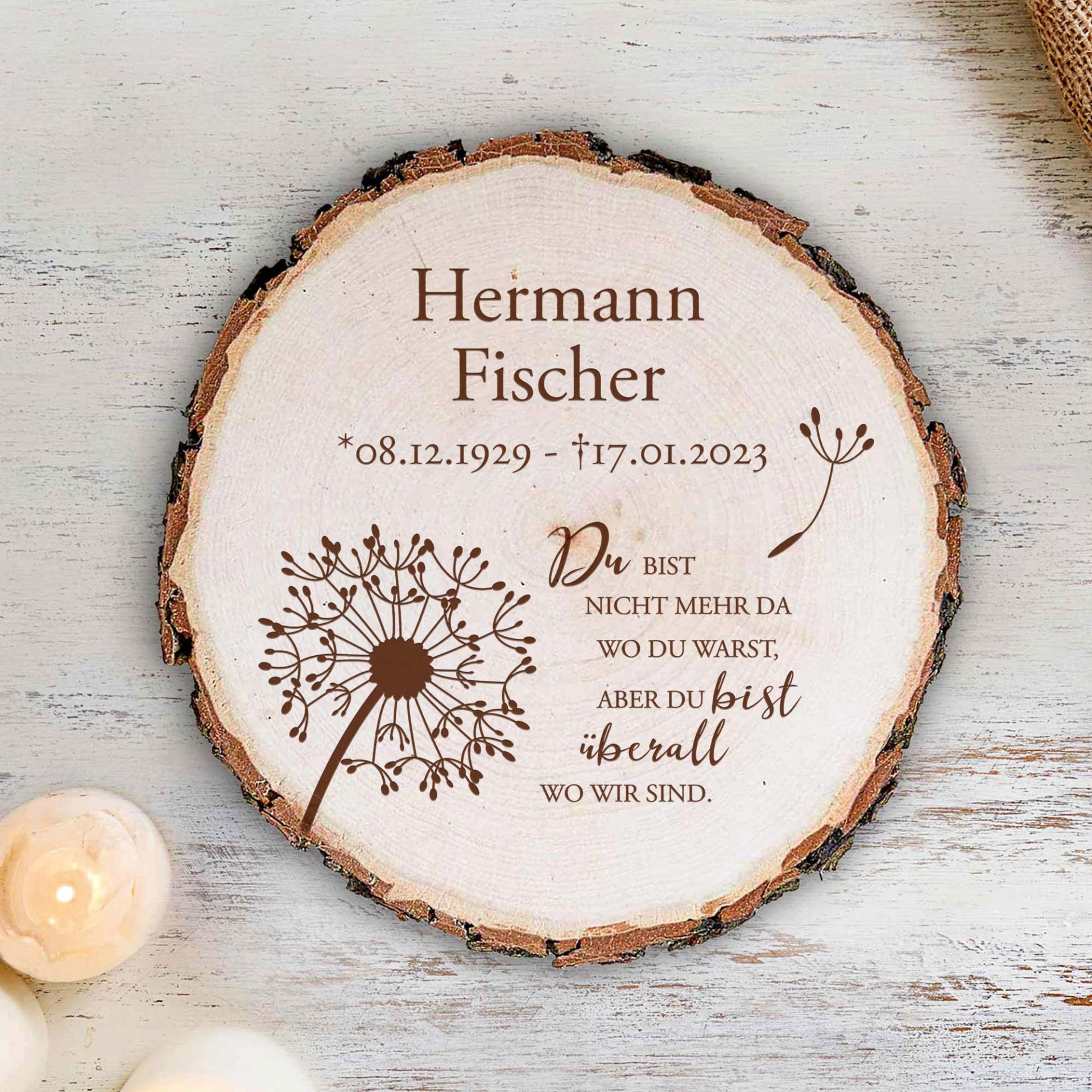 Personalisierte Baumscheibe mit Gravur - Trauerblume Motiv